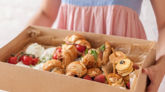 Make Your Next Outdoor Picnic a Breeze With The Best Catering Boxes ...